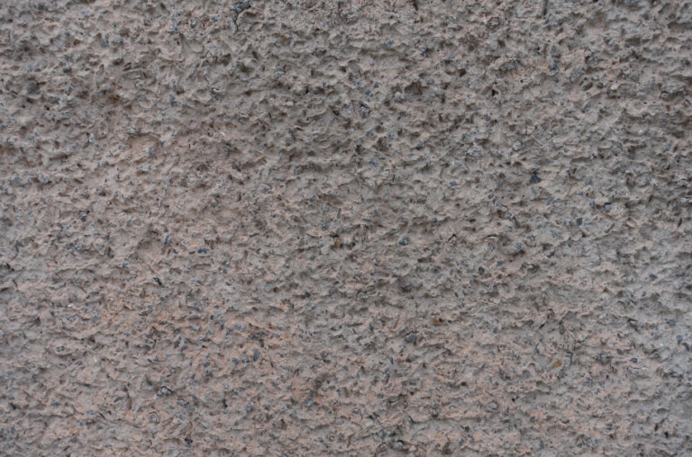 Parede chapiscada: tipos, vantagens e passo a passo para fazer e pintar