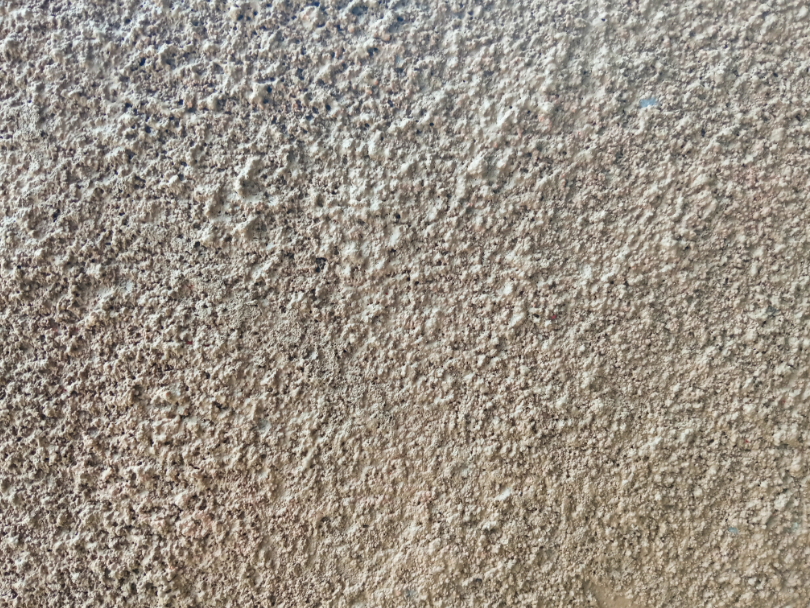 Parede chapiscada: tipos, vantagens e passo a passo para fazer e pintar