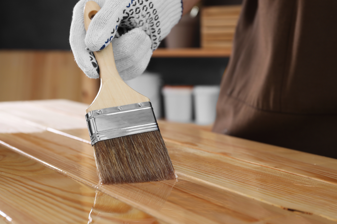 Verniz para madeira: descubra para que serve, como usar e onde comprar